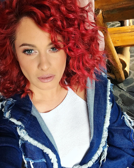 O cântăreaţă de la noi, de nerecunoscut! Ce-a putut să-şi facă la păr e ...