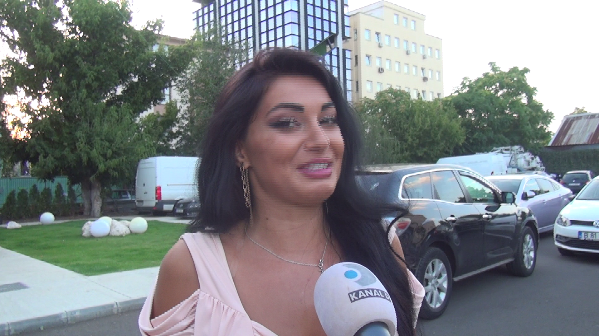 Elena Ionescu a scapat in sfarsit de cosuri! Cantareata se lupta acum ...