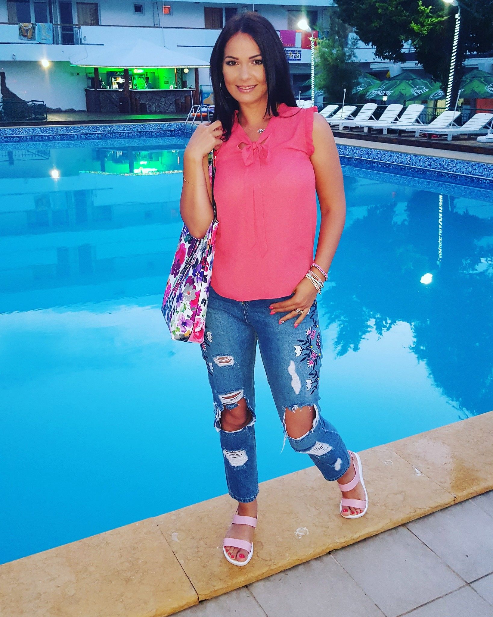 Deea Maxer, complexată de trupul ei?! S-a fotografiat în costum de baie ...