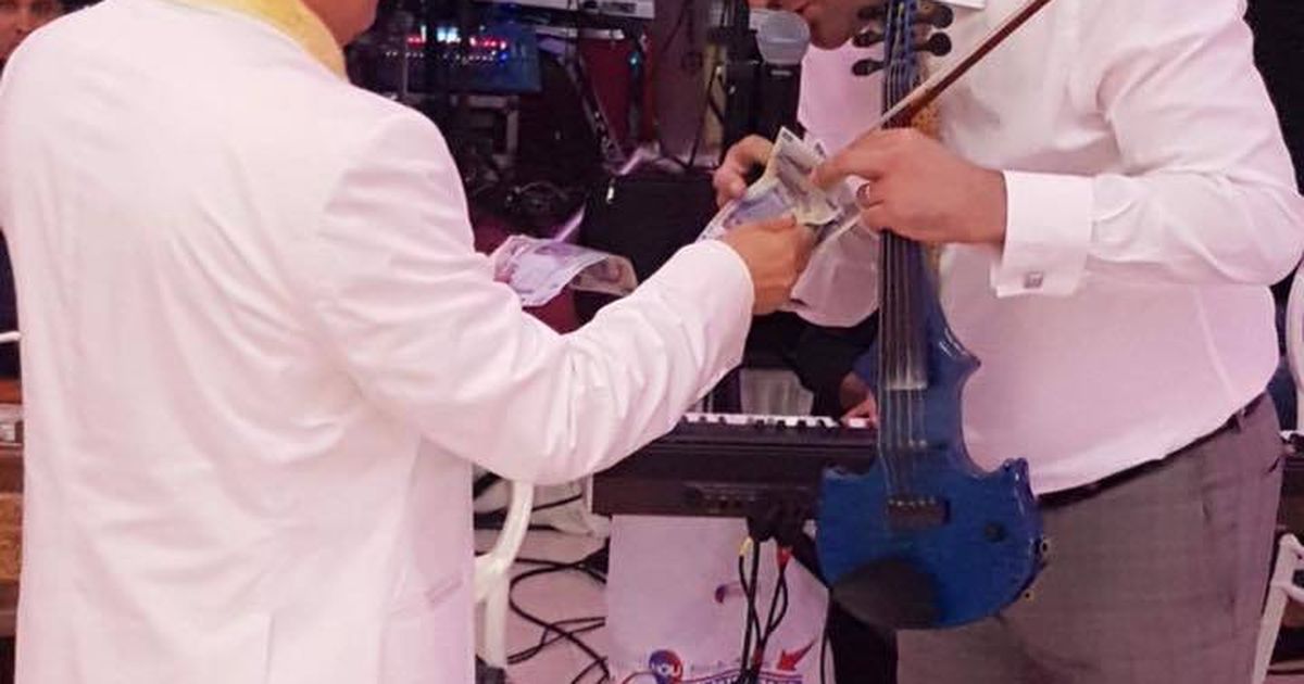 Cel mai mare lautar roman, surprins in momentul in care ii dadea bani ...