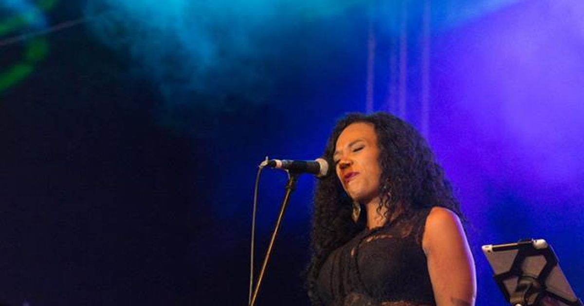 Julie Mayaya, de nerecunoscut! Cantareata a slabit spectaculos si are o ...