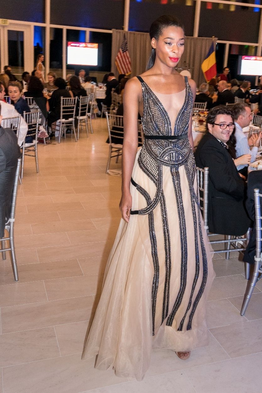 Andra Turcanu a stralucit cu o colectie de gala la Washington - WOWBiz