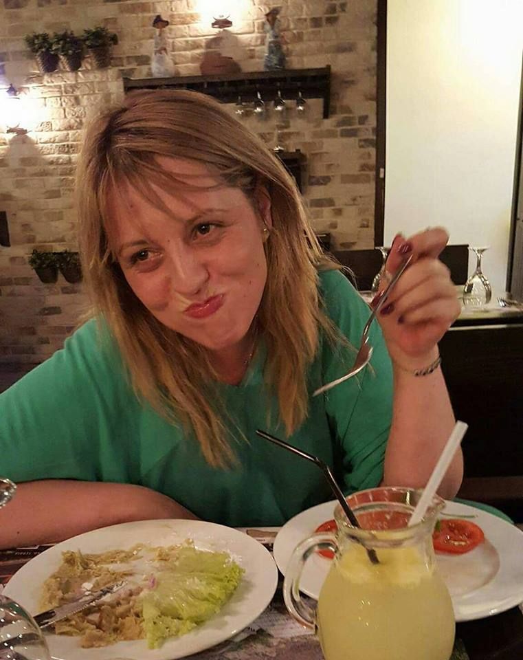 Actrita Natalie Ester este dezastru in bucatarie! Fotografiile esecurilor ei culinare starnesc ...