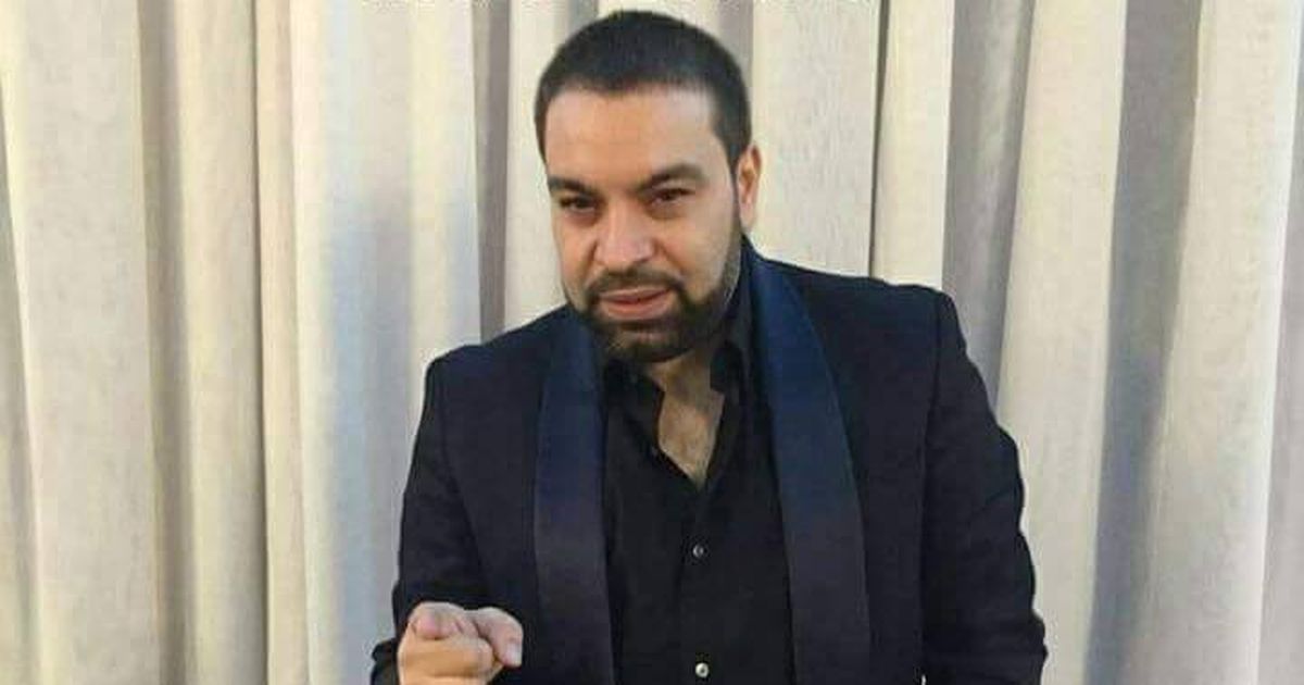 Imagine fabuloasa cu Florin Salam, pupand icoana lui Iisus, laolalta cu ...