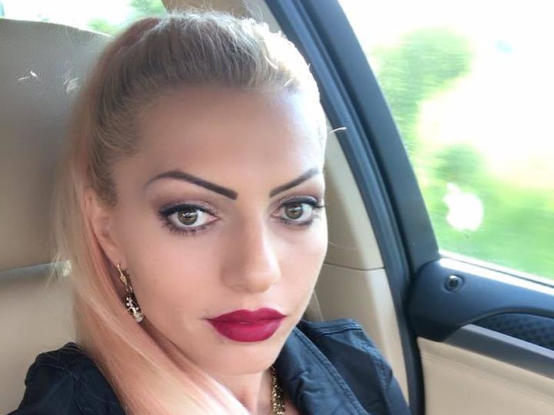 Nicoleta Guta a dat recital in aeroportul Otopeni - WOWBiz