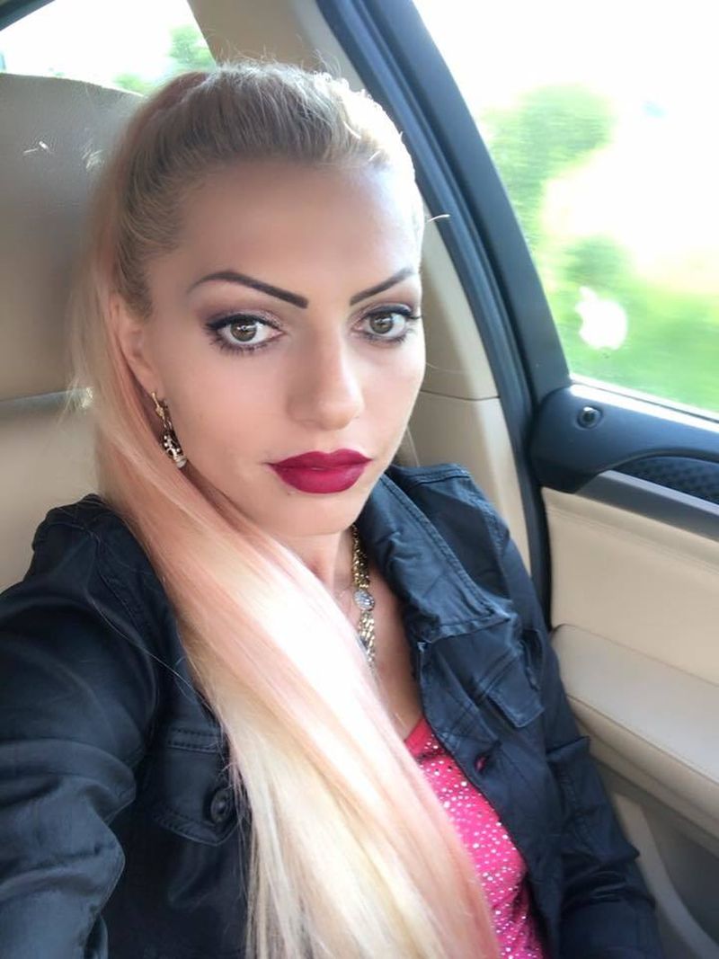 Nicoleta Guta a dat recital in aeroportul Otopeni - WOWBiz