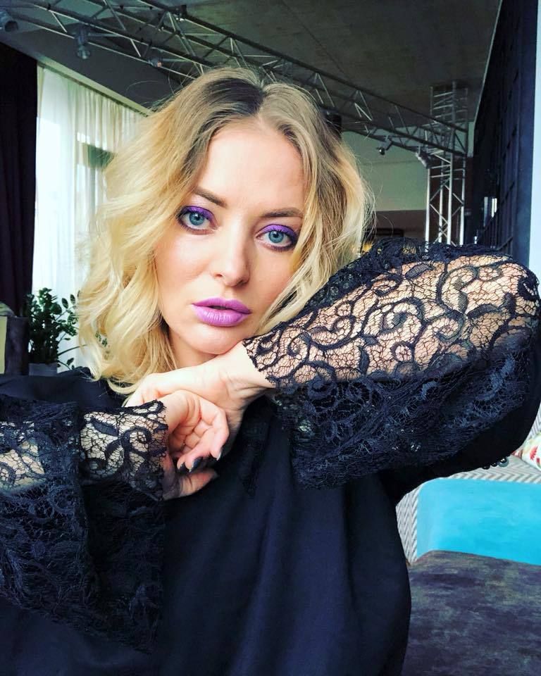 Delia, criticata de un fan: "Se vede ca esti batrana" Ce replica ...