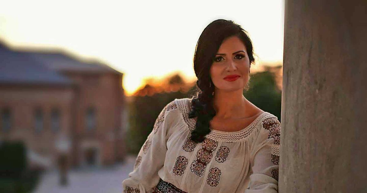Geanina Manea, muscata de buza de un catel! Cantareata, fosta iubita a ...