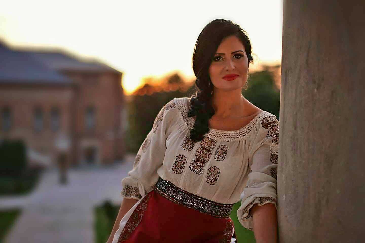 Geanina Manea, muscata de buza de un catel! Cantareata, fosta iubita a ...