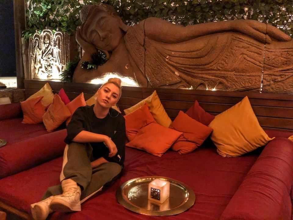 Cum arata Jo in copilarie! Artista a avut primul microfon la varsta de ...