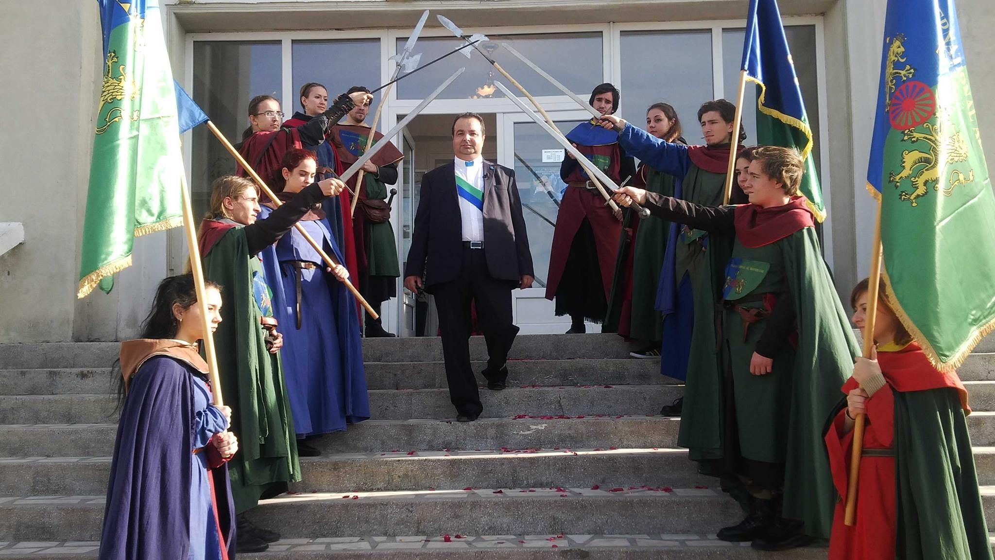 Regele Cioaba se compara cu Nicolae Ceausescu, reales la congres - WOWBiz