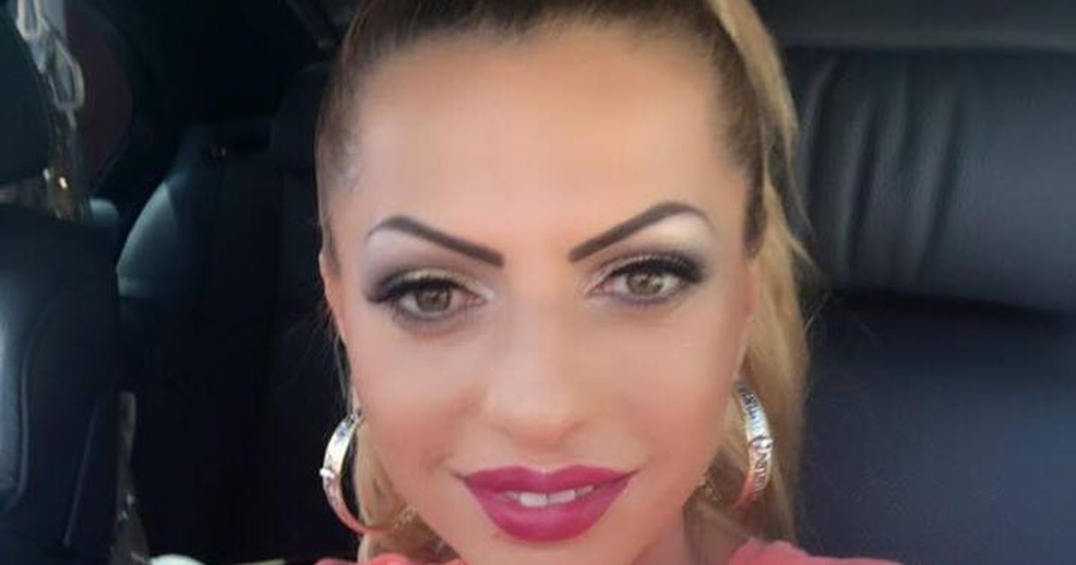 Nicoleta Guta si-a etalat poseta cu perle si cristale - WOWBiz