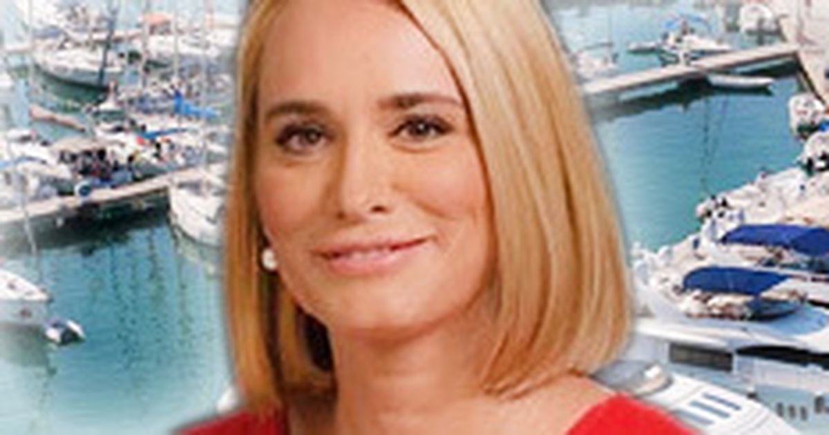 Andreea Esca se plimba pe lacul Snagov cu o salupa - WOWBiz
