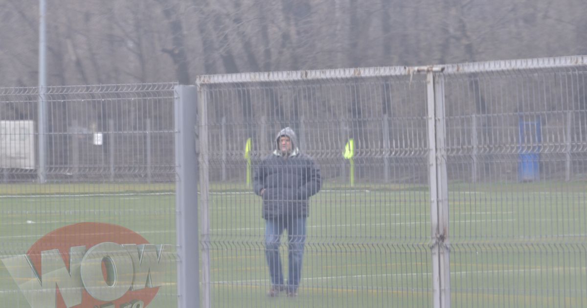 Constantin Iosef antreneaza tinerii rugbysti echipat in blugi si geaca ...