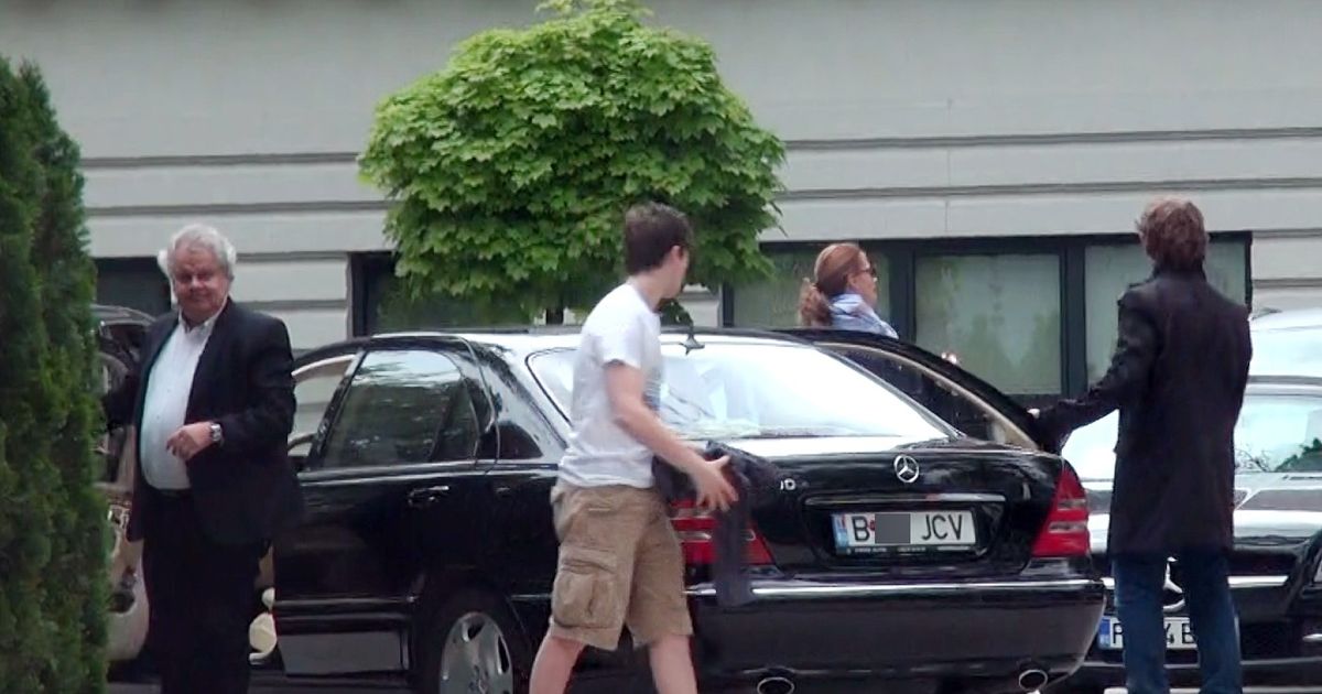 VIDEO | Reuniune de clasa. Milionarul Jean Valvis si-a scos familia la ...