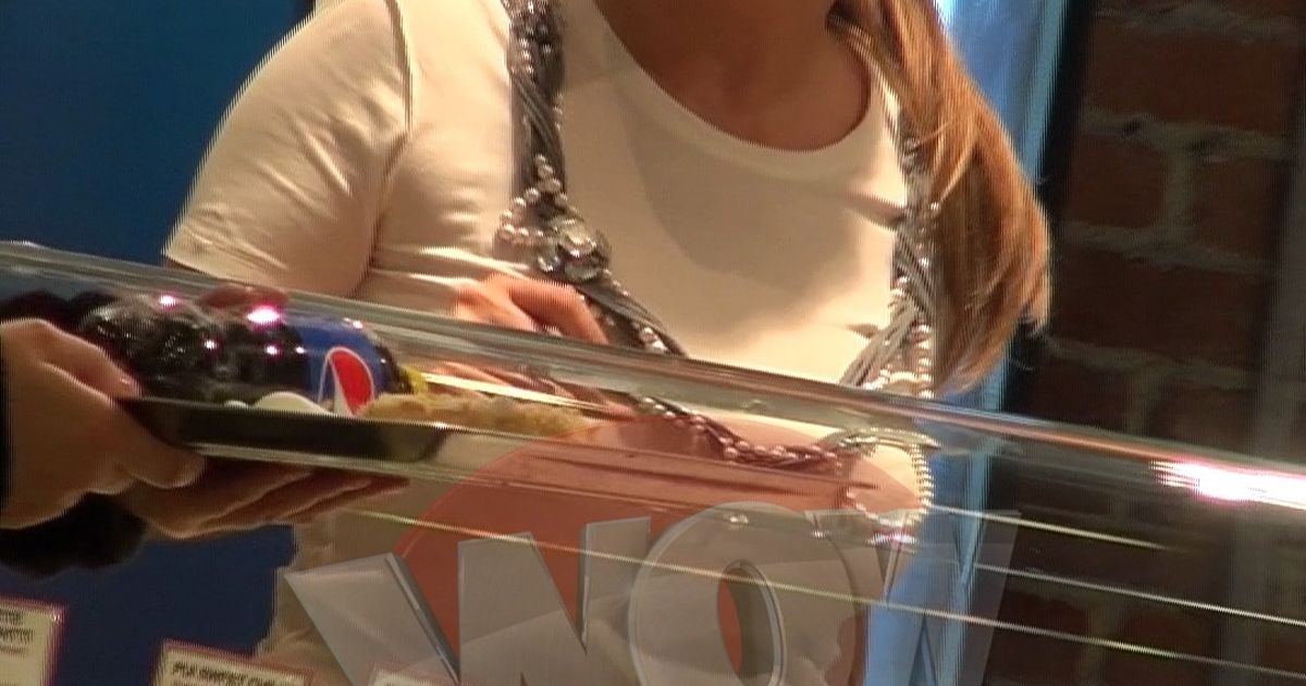 VIDEO | Leta Ilie a ajuns la munca de jos! Vinde si serveste cot la cot ...