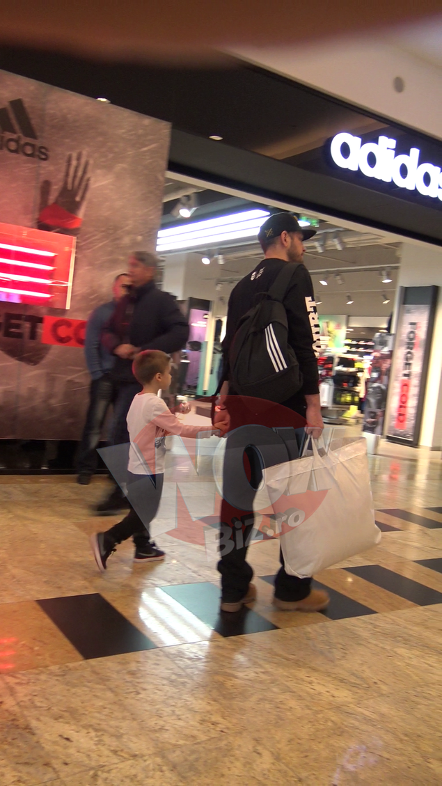 VIDEO EXCLUSIV | Pe scena e zeu, cand e cu familia, cara sacose ...