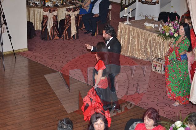 VIDEO EXCLUSIV! Incendiar: Pepe danseaza cu o "tiganca" decoltata ...