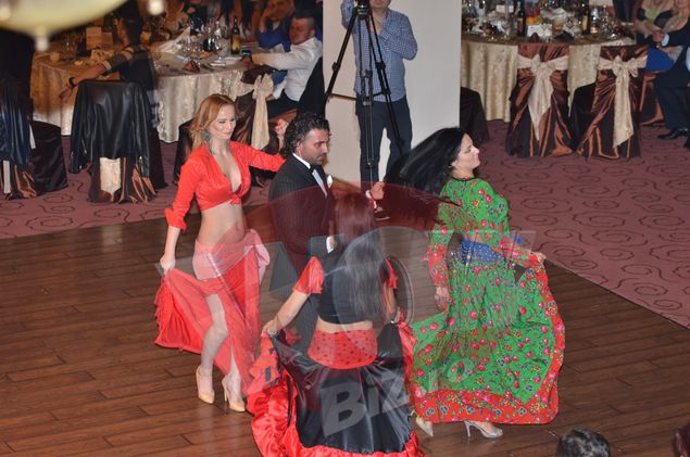 VIDEO EXCLUSIV! Incendiar: Pepe danseaza cu o "tiganca" decoltata ...