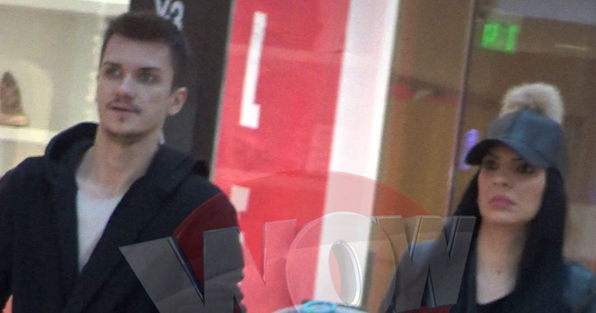 Andreea Tonciu, camuflata la mall. Si-a tras o sapca peste ochi ca sa ...