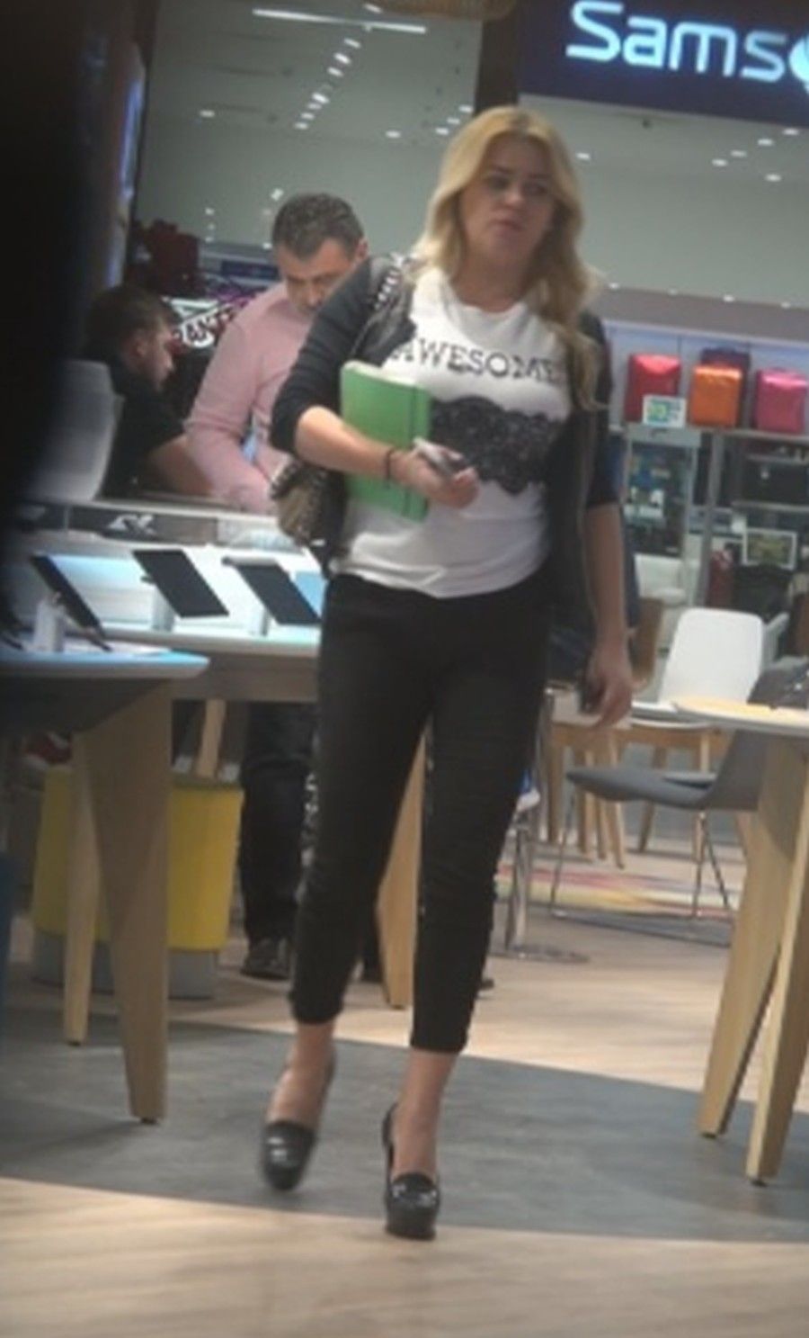 Leta Ilie are probleme cu mersul din cauza tocurilor - WOWBiz