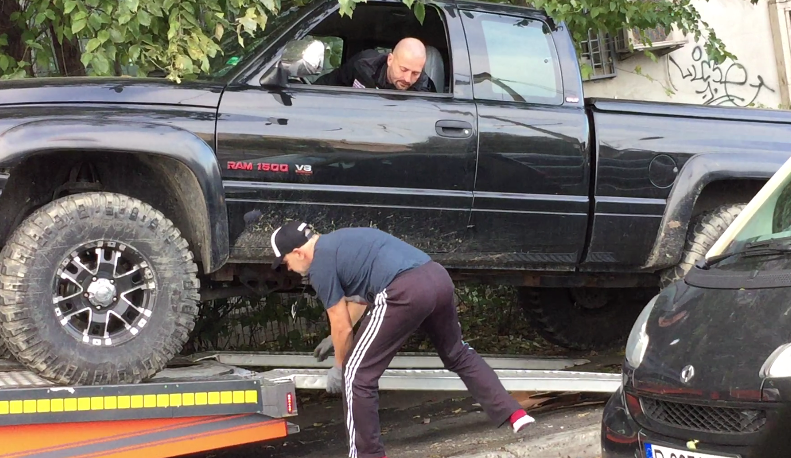 Cheloo de la Parazitii n-a vazut ca iese fum si-a ramas cu jeep-ul in ...