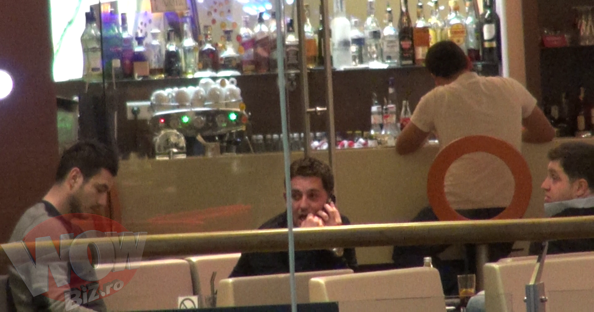 Alex Piturca ridica ochii din telefon doar cand se uita dupa fete - WOWBiz