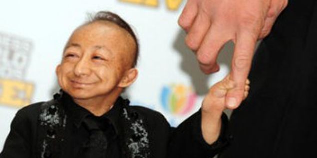 O boala cumplita ii lasa fara copilarie! Drama papusilor vii din Iasi ...