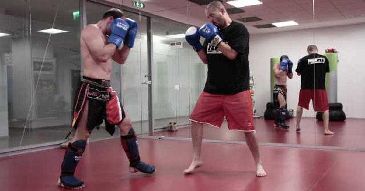 Cheloo de la Parazitii, pasionat de boxul thailandez! Uite-l la lupte ...