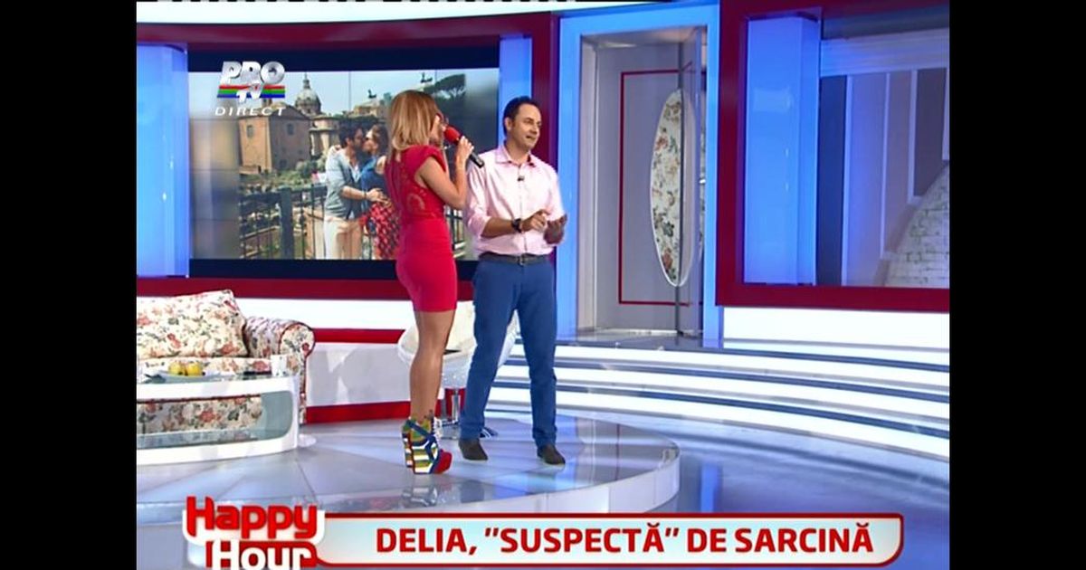 Lanseaza o noua moda! Uite ce incaltari multicolore a purtat Delia ...