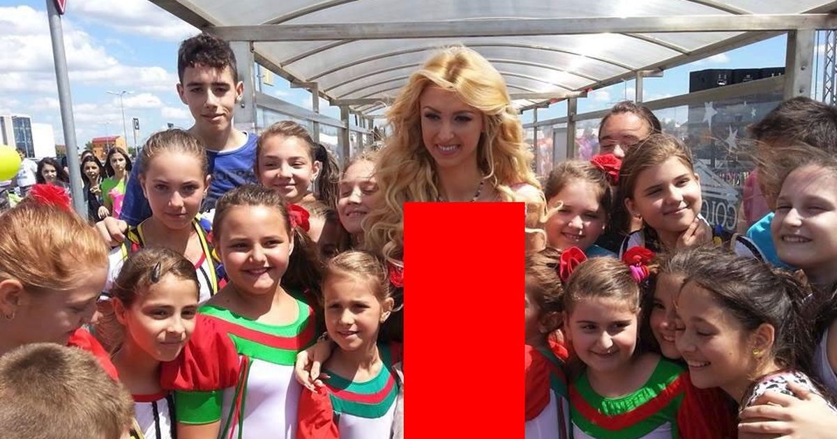 Andreea Balan, cu fustita scurta, inconjurata de copii! UITE cum a ...