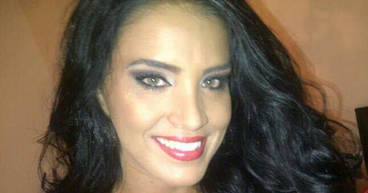 Adelina s-a pregatit pentru un eveniment monden! Uite cu ce decolteu ...