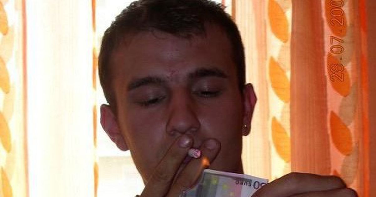 Cel mai smecher cocalar de pe net! Isi aprinde tigara cu o bancnota de ...