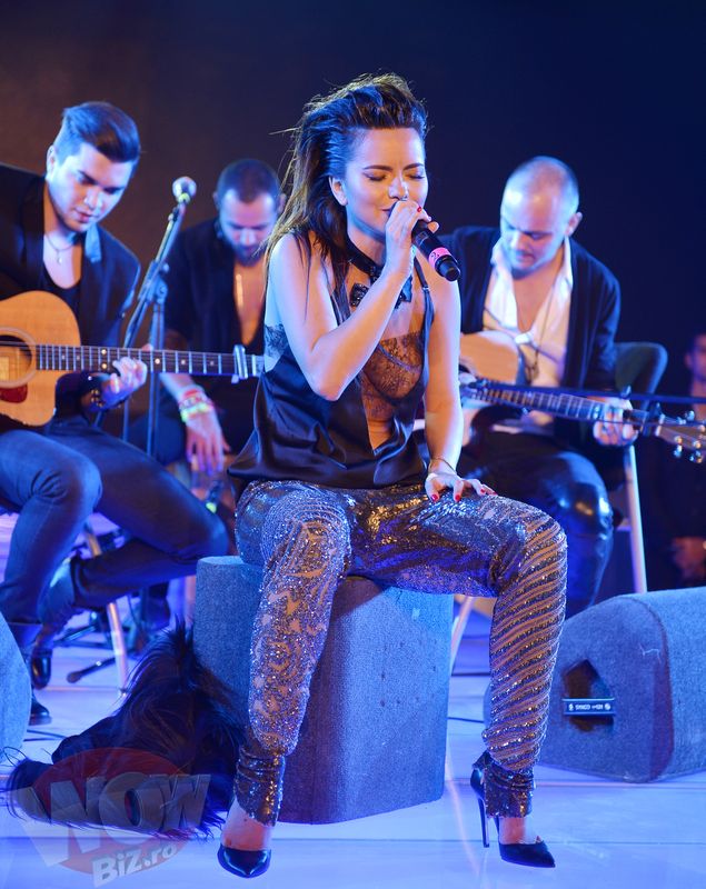 FOTO Ce sani frumosi are Inna! Cantareata si-a etalat nurii pe scena ...