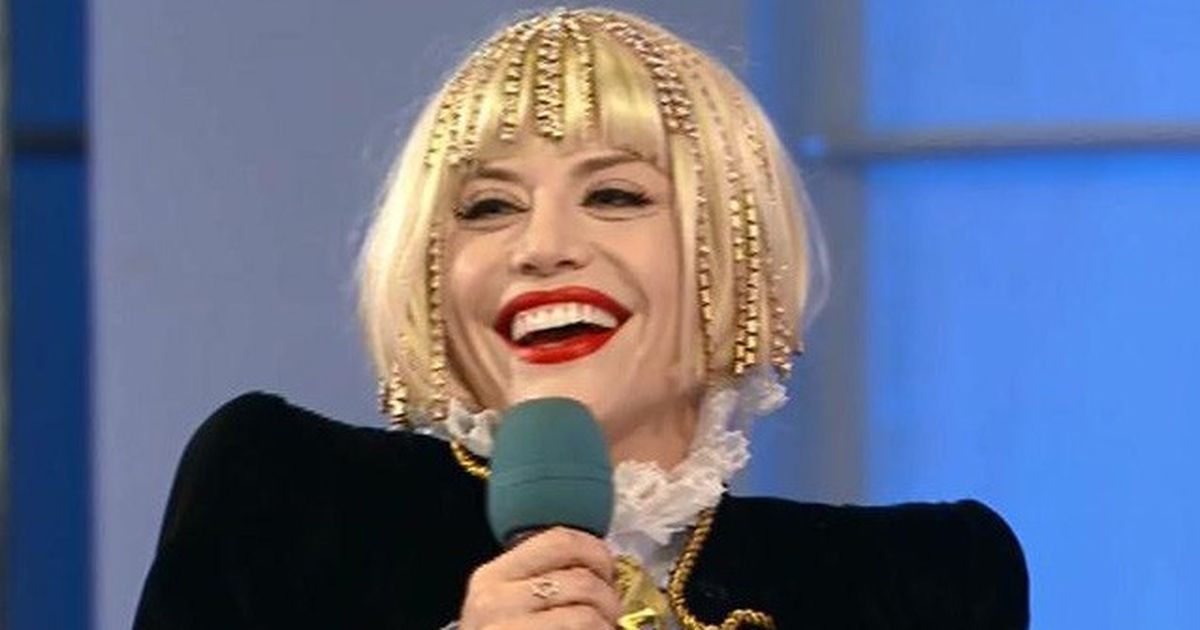 Loredana, tinuta WOW la TV! A venit in chiloti, dar cu o pelerina cu ...