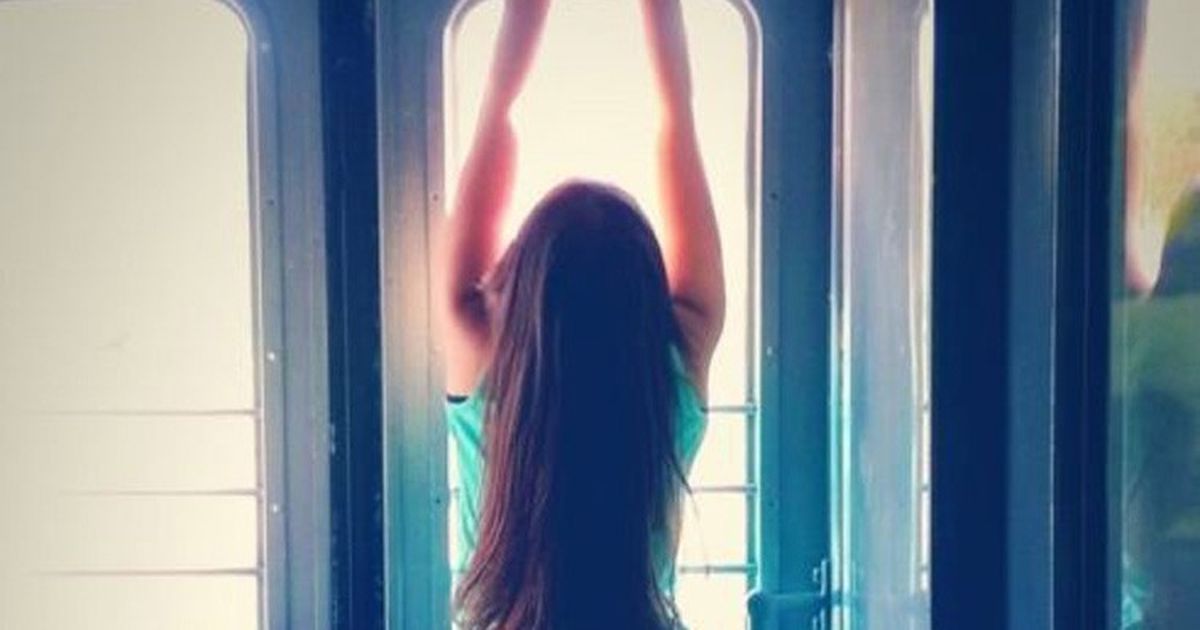 Fotografia zilei! Pustoaica asta se plictisea in tren in drum spre mare ...