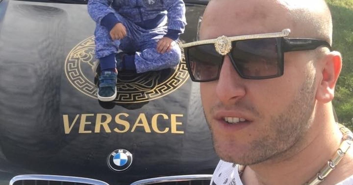 E cel mai mare cocalar! Ce si-a facut tipul asta pe masina! - WOWBiz