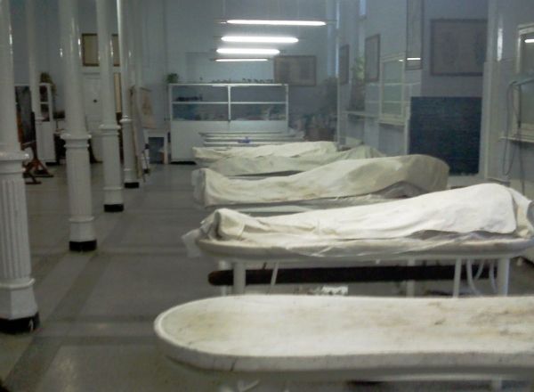 O femeie moarta in accident a fost gasita vie in frigiderul de la morga ...