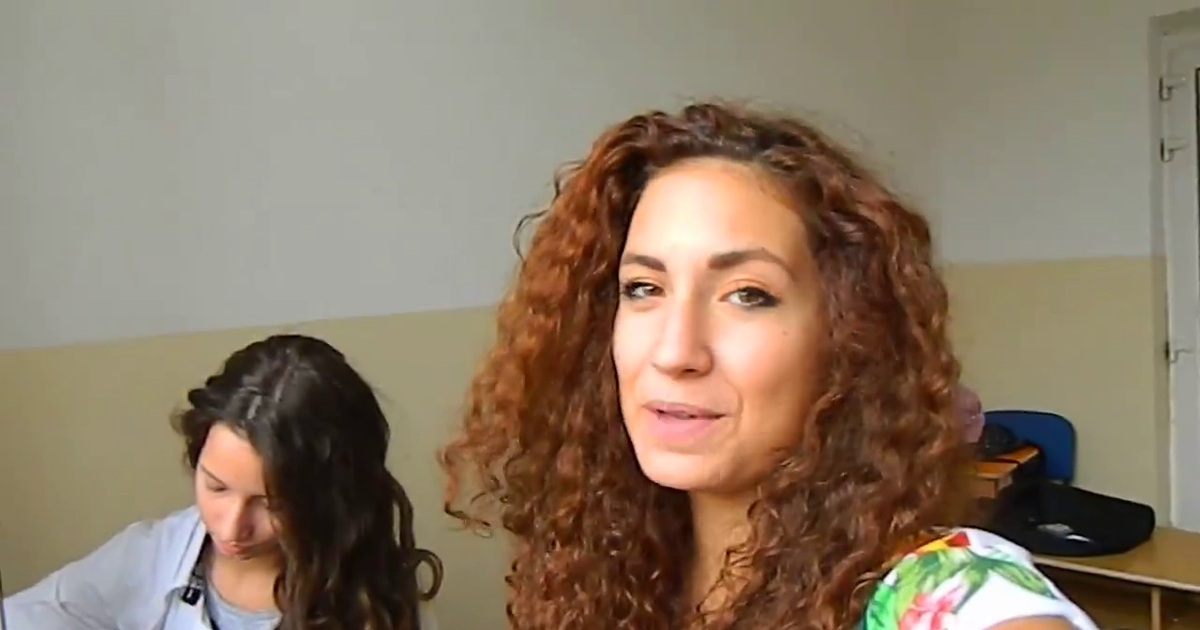 Pustoaicele astea doua canta superb! Creata are o voce de inger ...