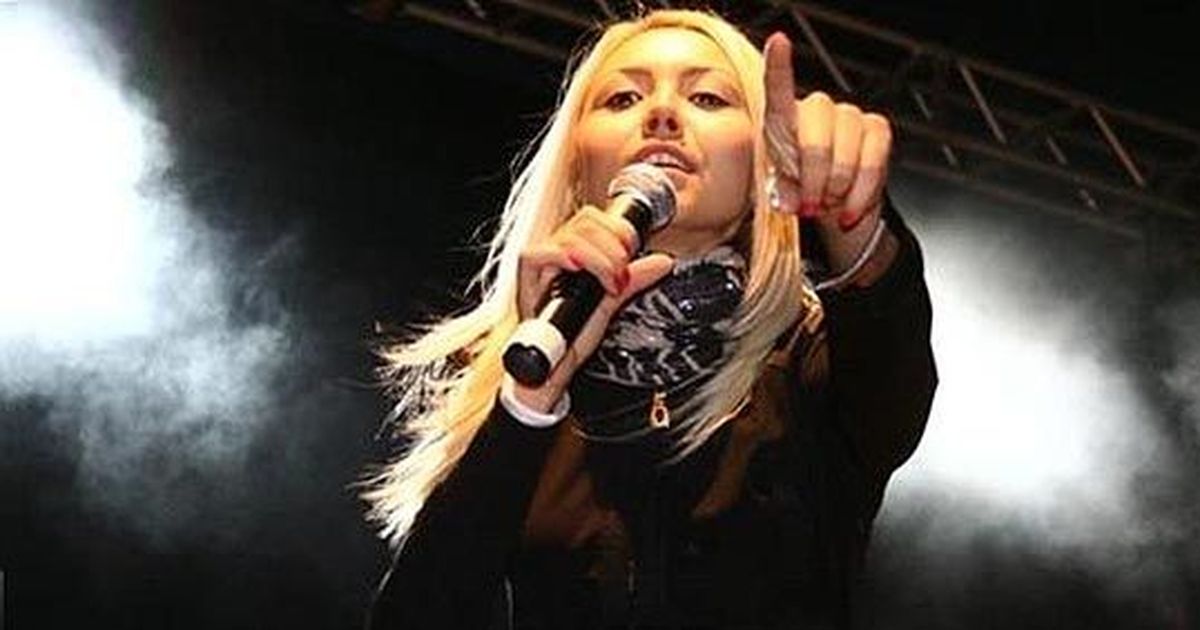 Denisa Manelista sufera din dragoste? Uite ce versuri emotionante canta ...