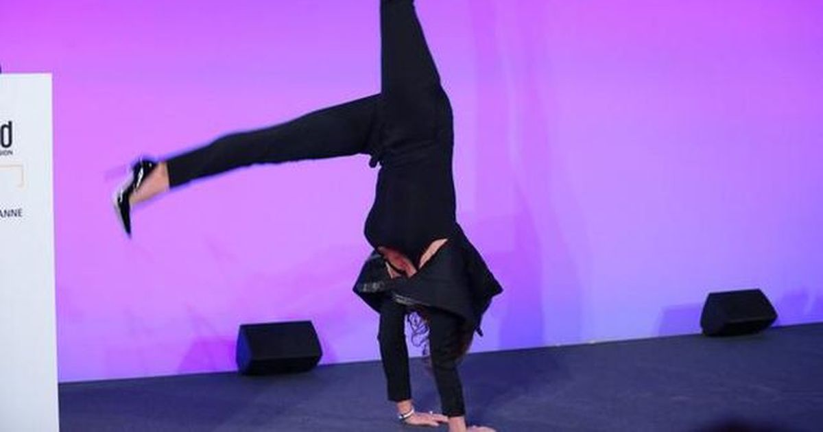 Nadia Comaneci a uimit pe toata lumea la Lausanne, cu un stand pe maini ...