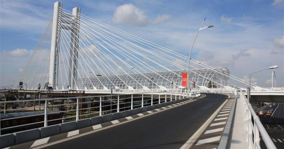 O mașină a căzut de pe podul Basarab din Capitală - WOWBiz