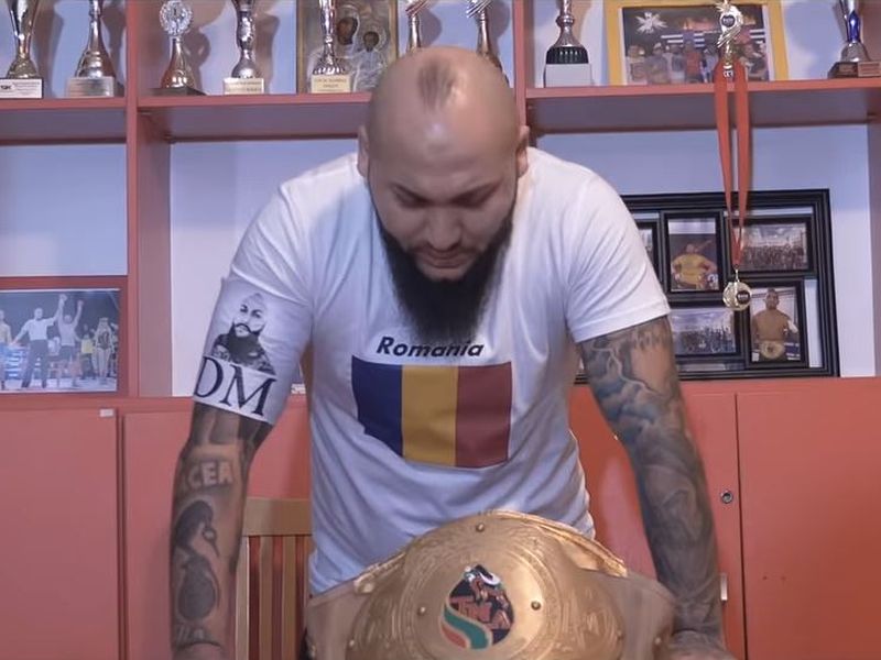 Manelistul Dani Mocanu are primul concert din Bucuresti in striptease ...