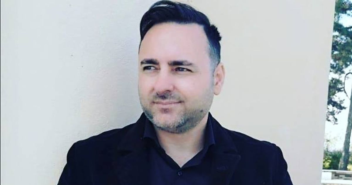 Manelist celebru îi oferă propriile șosete unui om al străzi! - WOWBiz