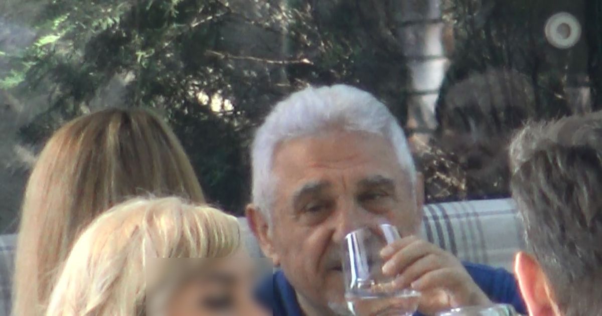 Don Giovani Becali și-a tras look de mușchetar și a ieșit la terasă ...