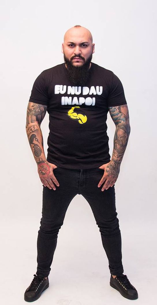 Dani Mocanu canta manele si face haine de fite - WOWBiz