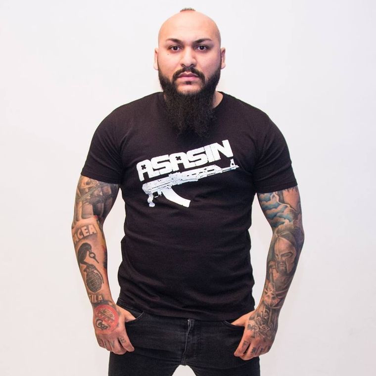 Dani Mocanu canta manele si face haine de fite - WOWBiz