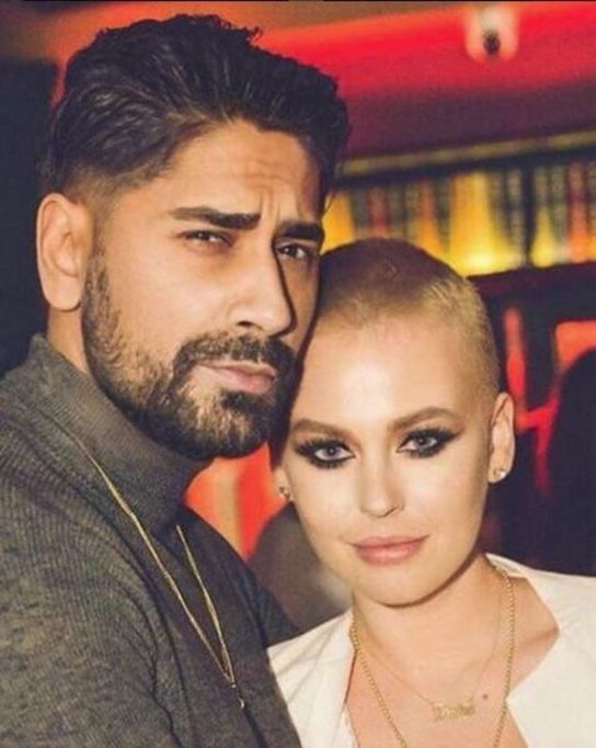 Misha, ex-sotia lui Connect-R, a facut poze goala, cu sanii la vedere ...