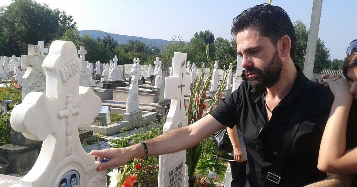 Imagini rare cu Aurelian Preda, prăbușit la mormântul mamei sale! - WOWBiz