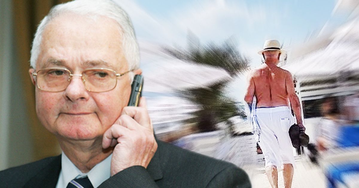 Imagini rare! Virgil Măgureanu, fostul șef al SRI, se plimbă singur ...